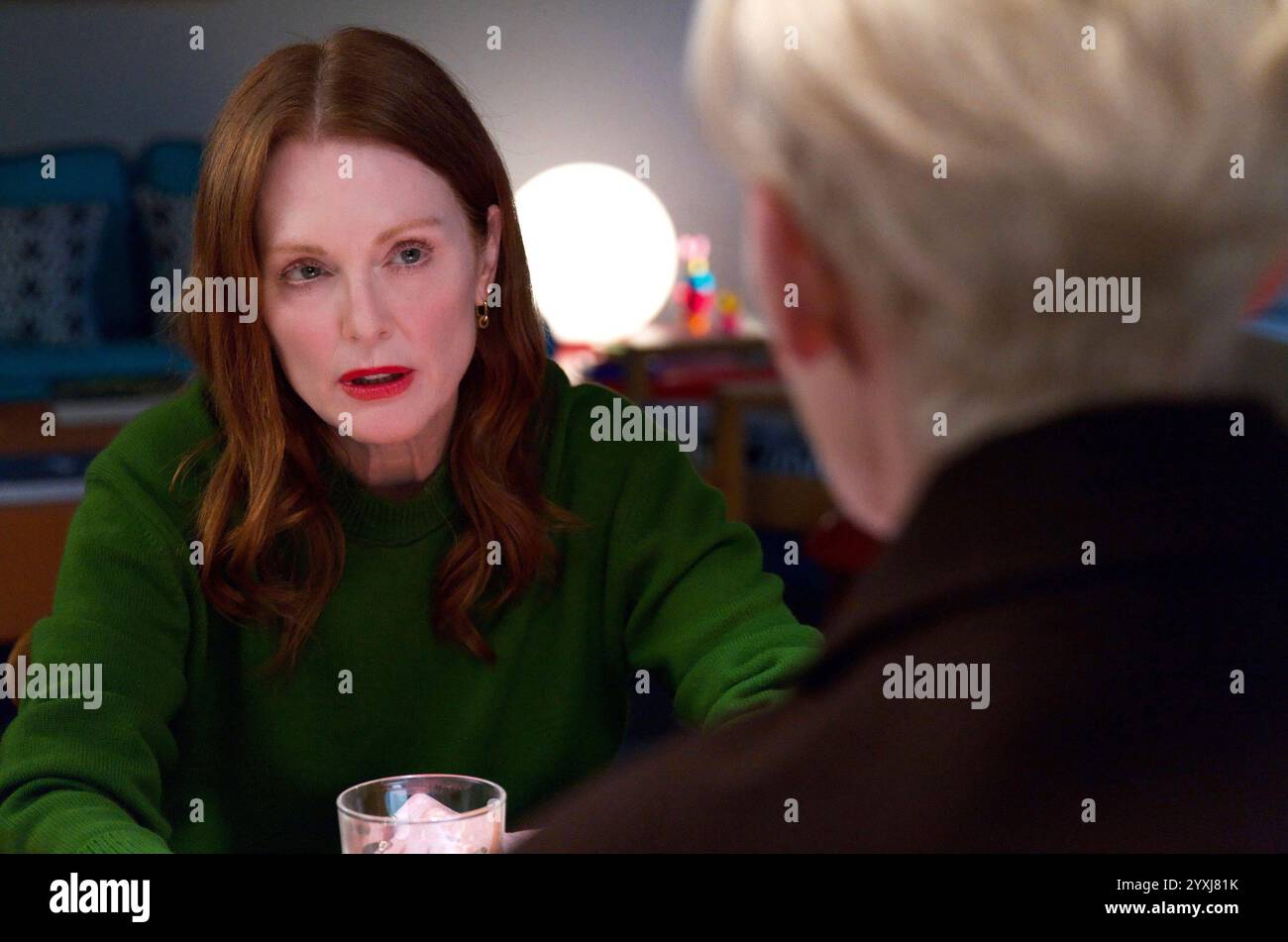 THE ROOM NEXT DOOR, (aka LA HABITACION DE AL LADO), from left: Julianne Moore, Tilda Swinton ...