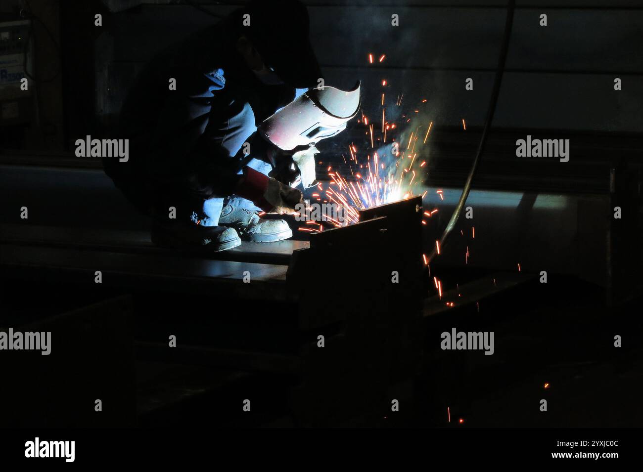 Welder and sparks hi-res stock photography and images - Alamy