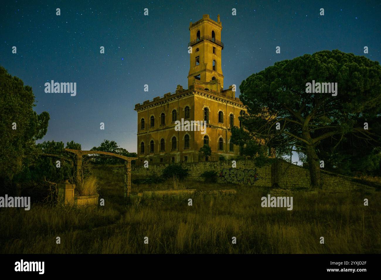 Old housing tower. Located in Coina, Barreiro. known as "castle of the ...