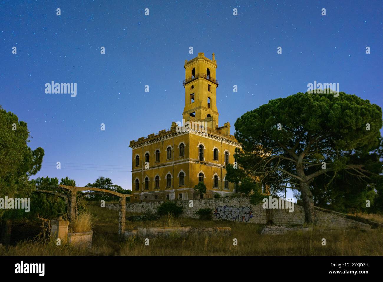 Old housing tower. Located in Coina, Barreiro. known as "castle of the ...