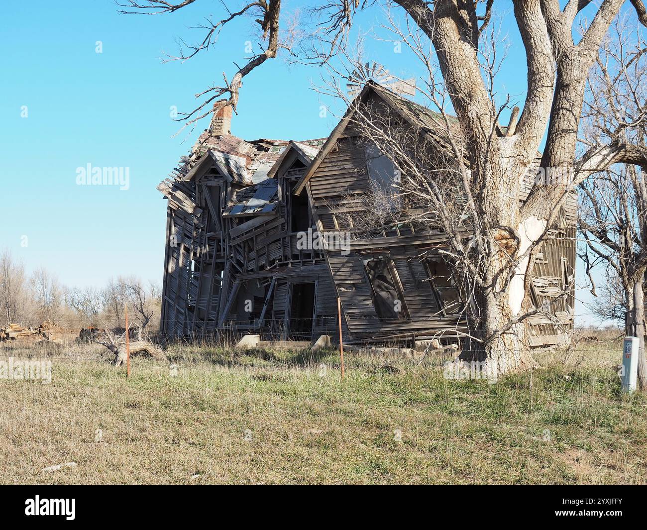 Decaying farm house and windmill hi-res stock photography and images ...