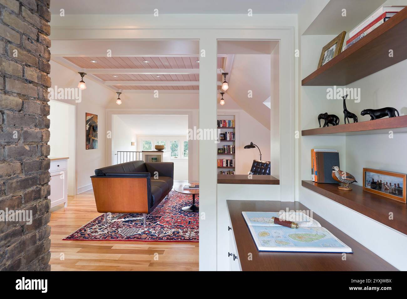 Built in shelving displaying art pieces and photos and books hi-res stock photography and images ...