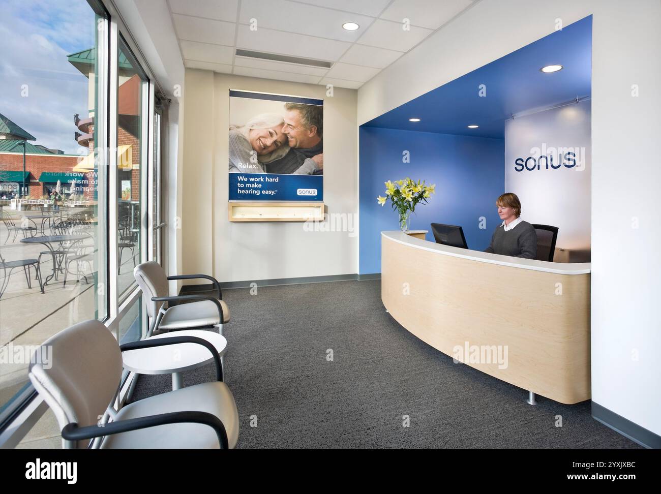 Receptionist's desk and waiting area in doctor's office Stock Photo - Alamy