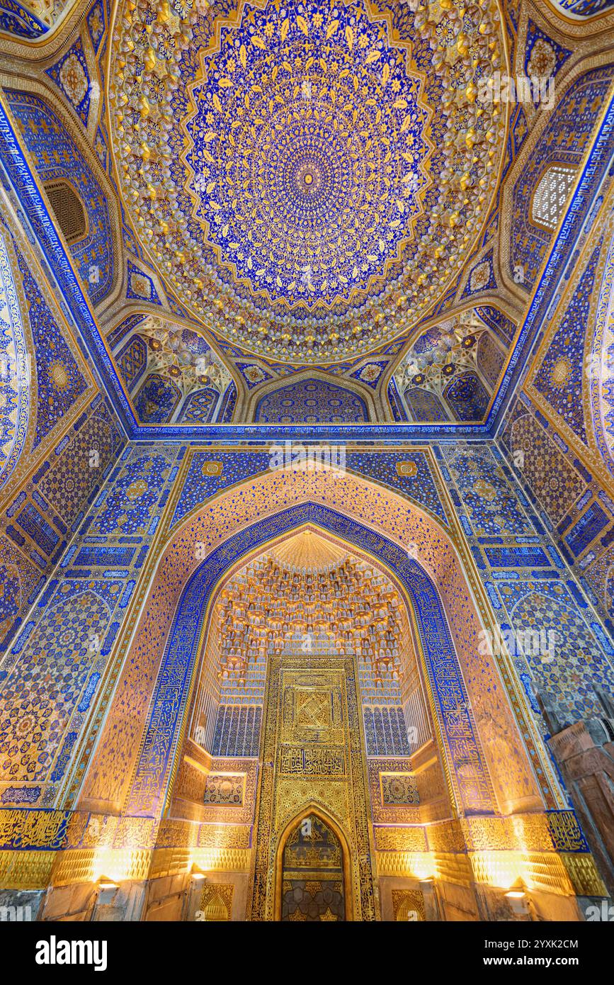 Inside view of the Tilya-Kori Mosque (Tilla-Kari) in Samarkand Stock ...