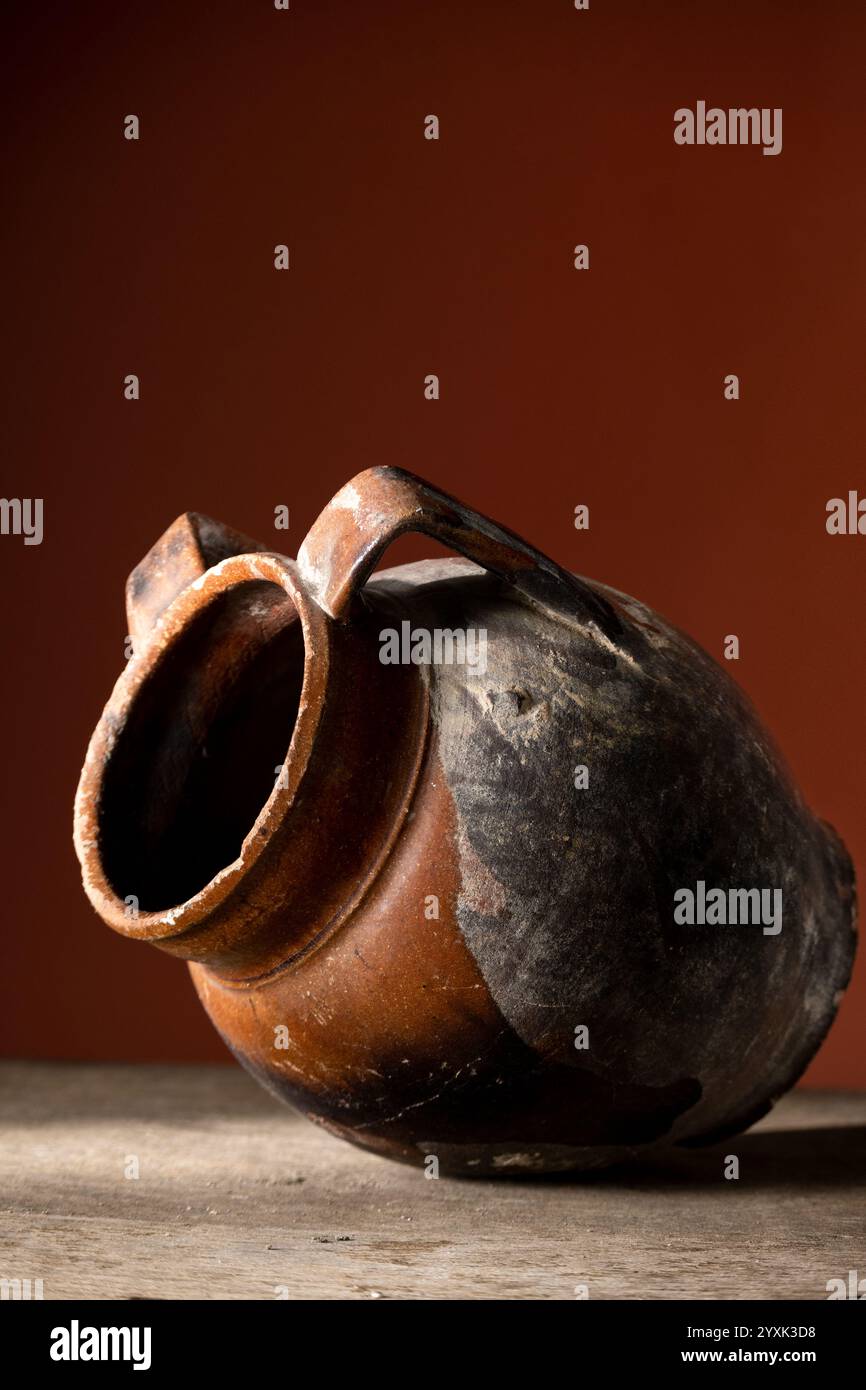 Old broken terracotta vase, handmade antique object Stock Photo - Alamy