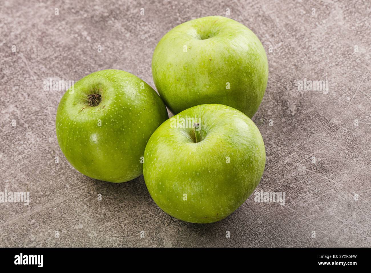 Sweet and juicy green apple heap Stock Photo - Alamy