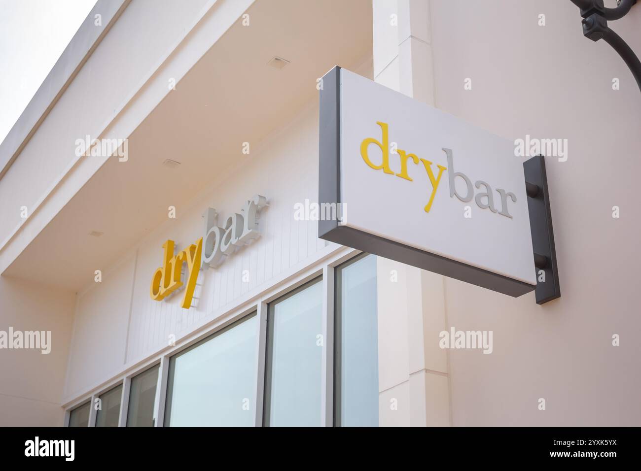 Drybar logo hi-res stock photography and images - Alamy