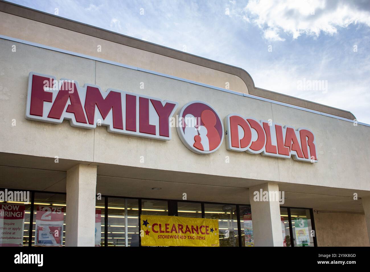 Family dollar exterior hi-res stock photography and images - Alamy