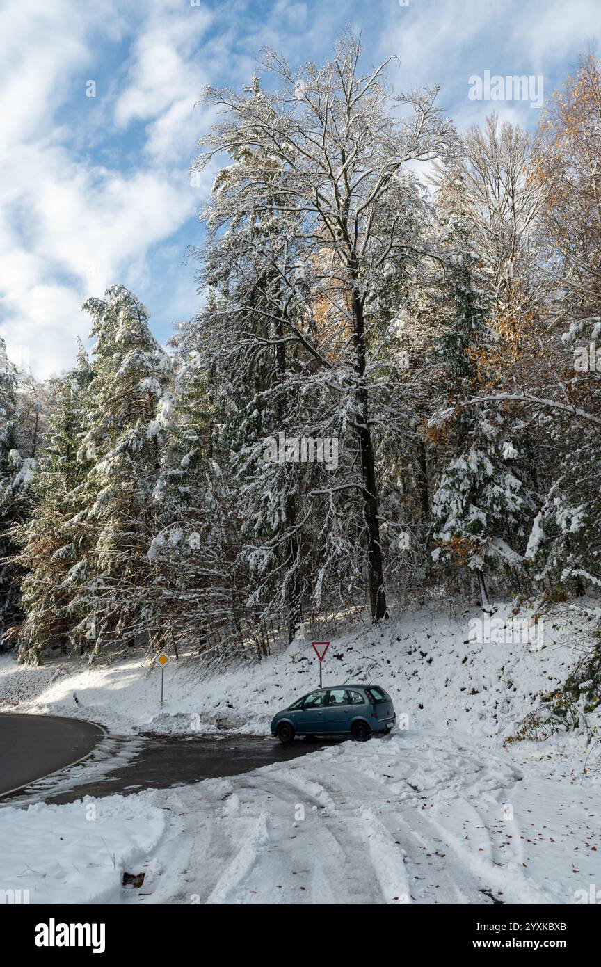 Car parked in a forest parking lot with lots of snow and blue sky Stock ...
