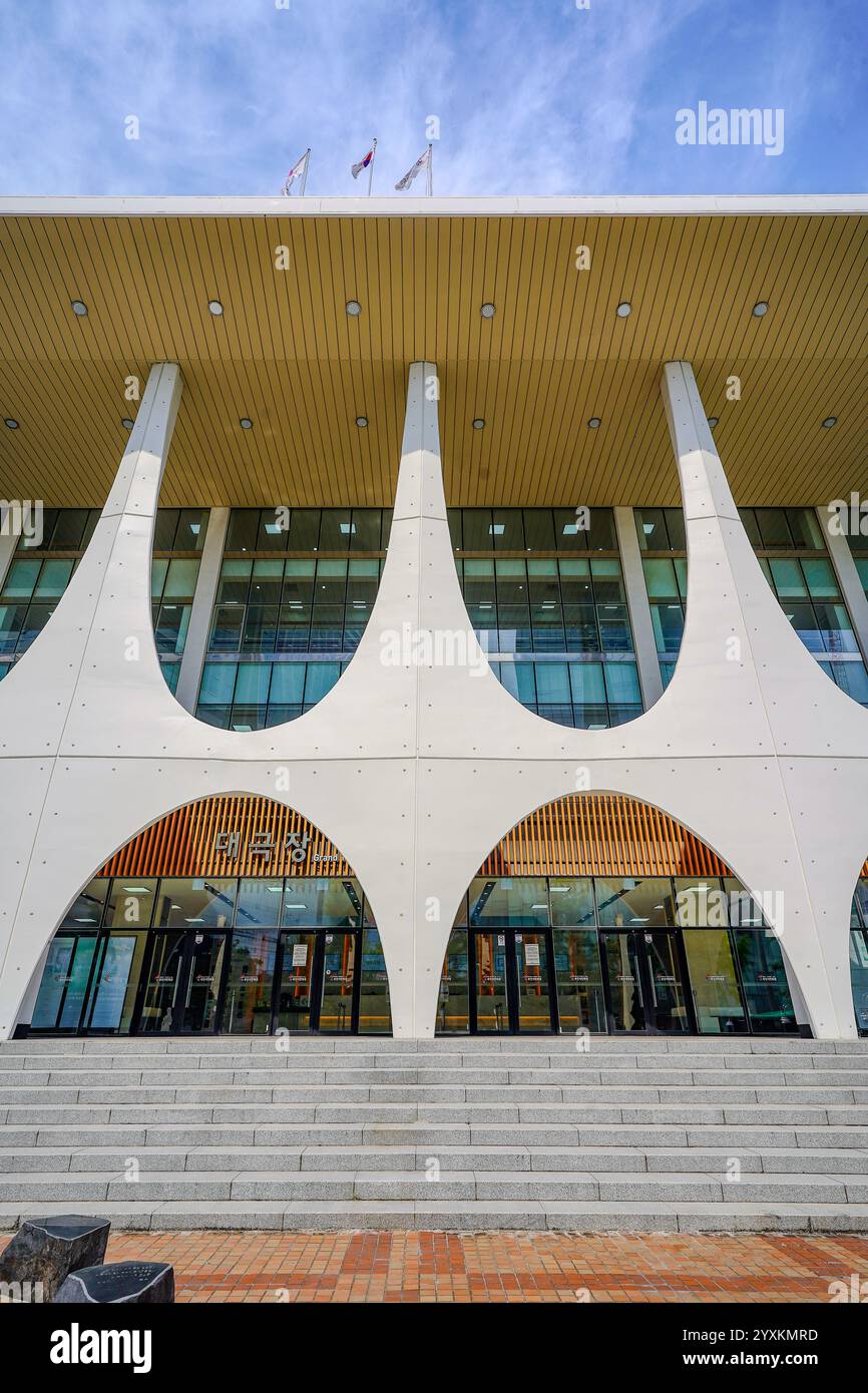 Busan Citizens' Hall, a performance venue with a rich history of shared ...
