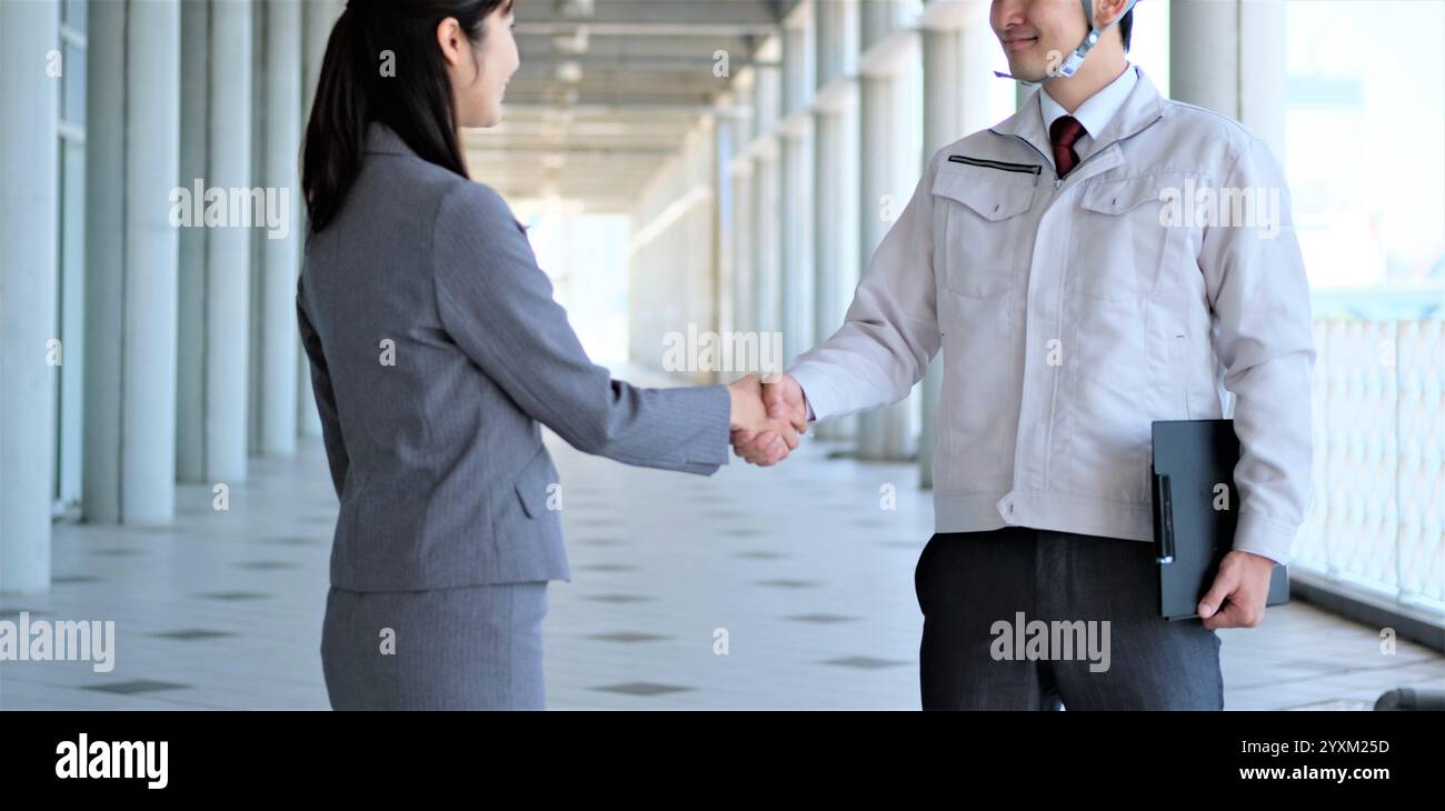 Construction workers shaking hands hi-res stock photography and images ...