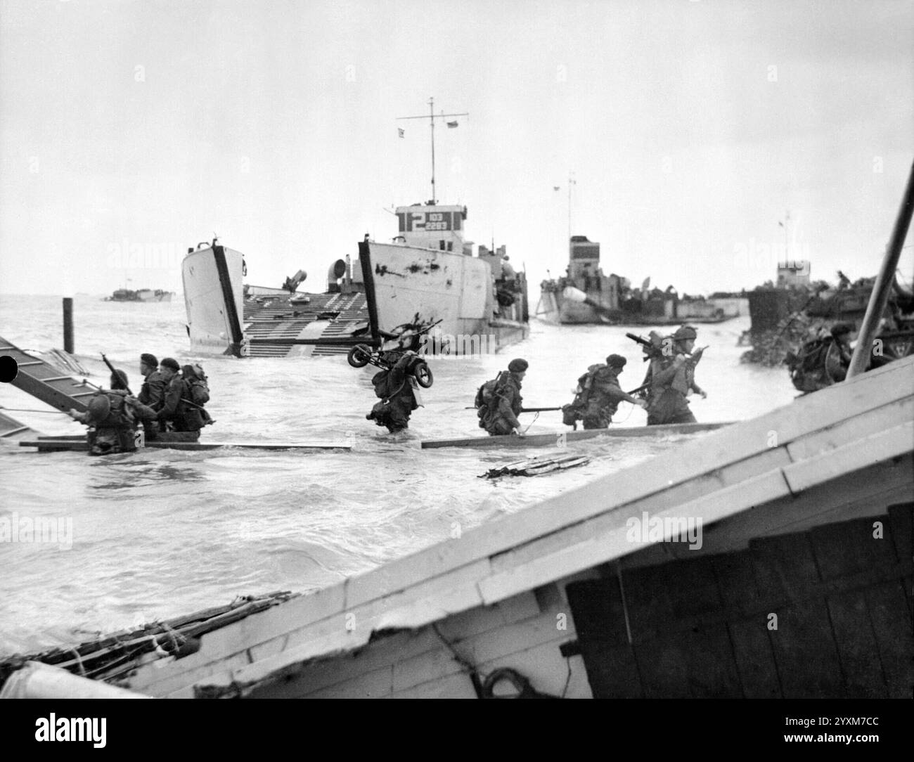 Commandos of 48 (RM) Commando coming ashore from landing craft at St ...