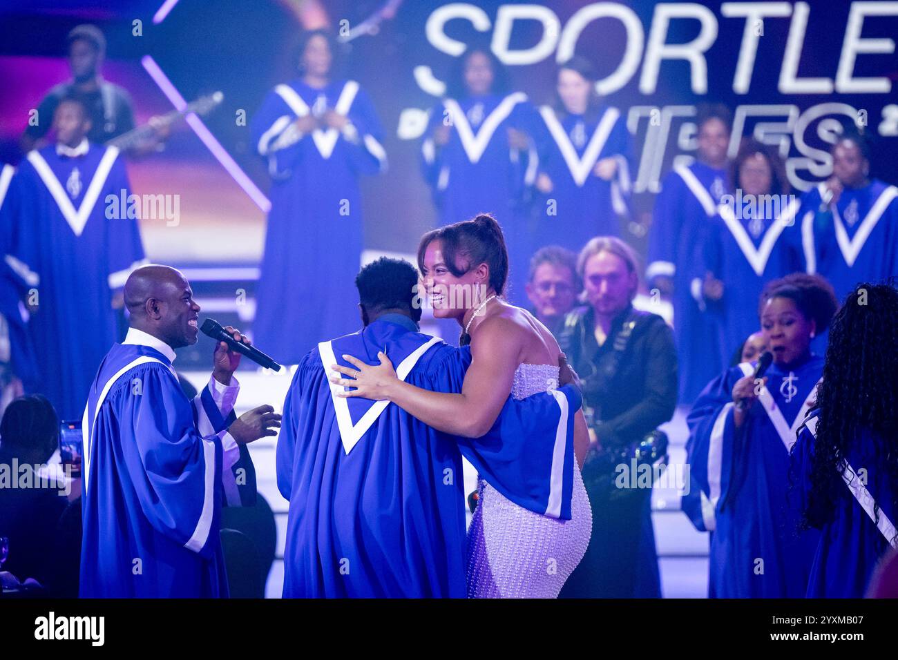 Yemisi Ogunleye (Kugelstoßen, Olympiasiegerin Paris 2024) singt mit ihrem Gospel Chor den Song ...