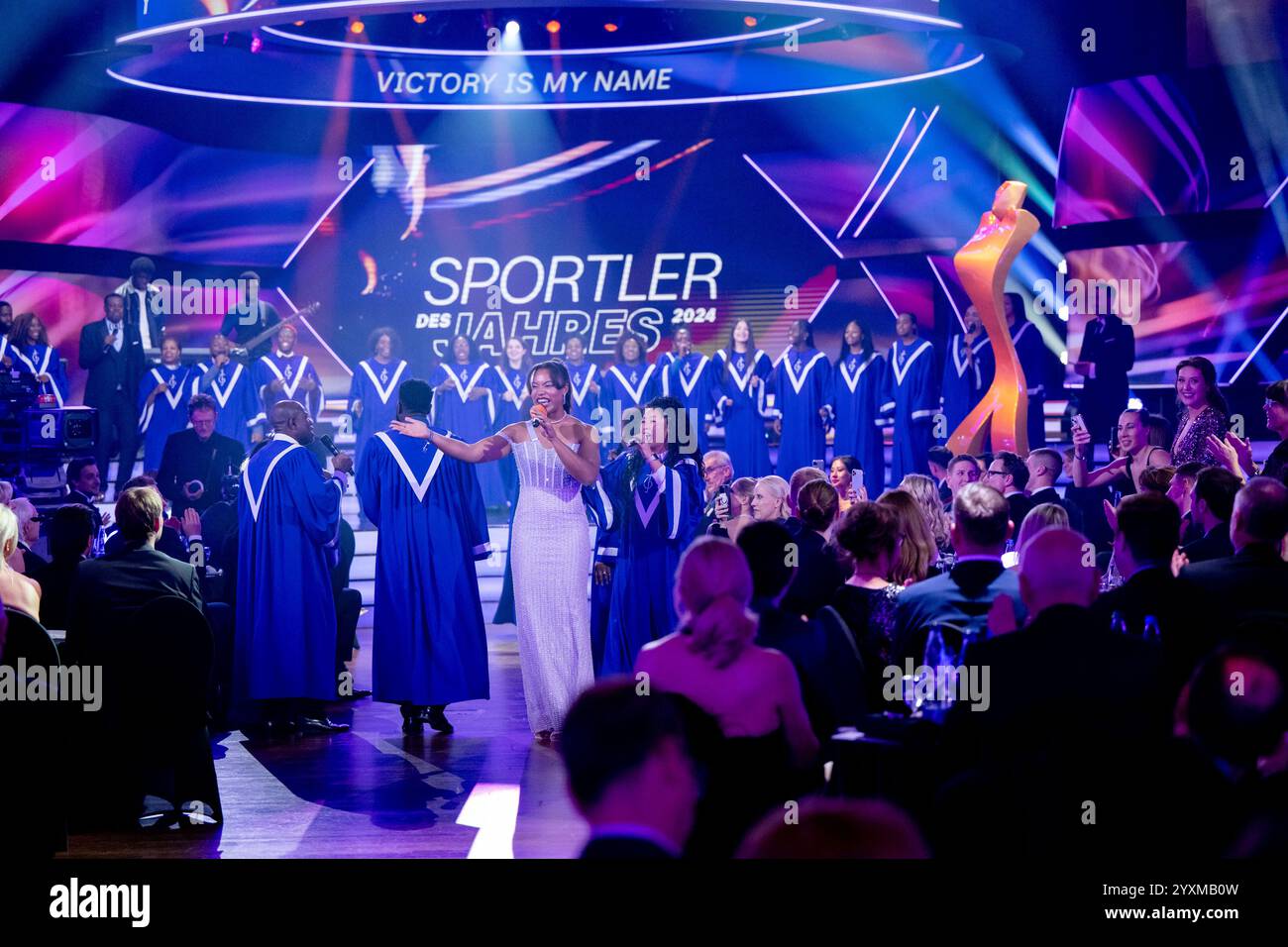 Yemisi Ogunleye (Kugelstoßen, Olympiasiegerin Paris 2024) singt mit ...