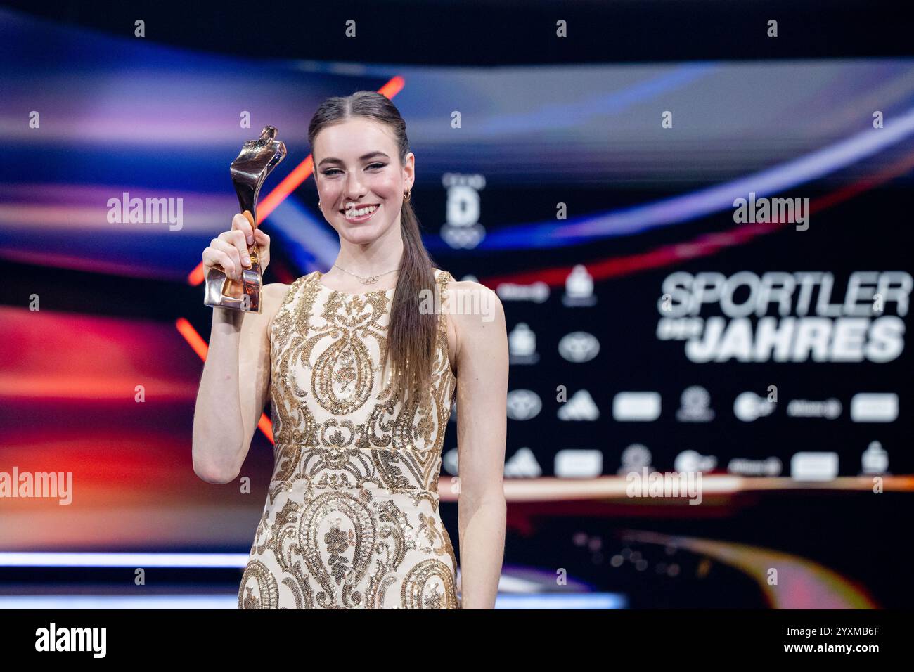 Darja Varfolomeev (Rhythmische Sportgymnastik, Olympiasiegerin Paris 2024) mit dem Preis zur ...