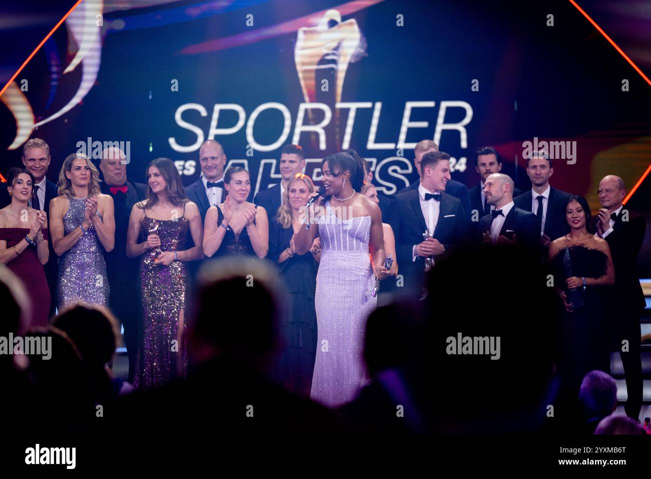 Yemisi Ogunleye (Kugelstoßen, Olympiasiegerin Paris 2024) singt mit den ...