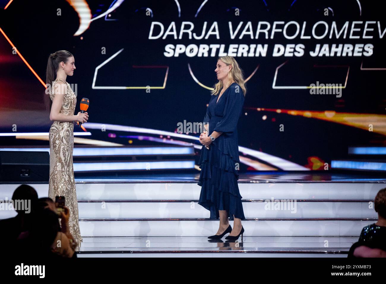 Darja Varfolomeev (Rhythmische Sportgymnastik, Olympiasiegerin Paris 2024) bekommt von Angelique ...