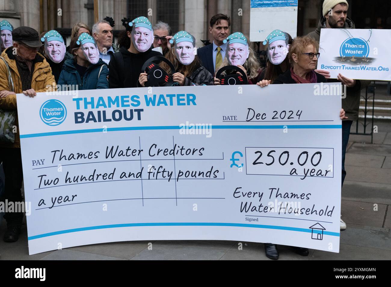 Giant cheque hi-res stock photography and images - Alamy