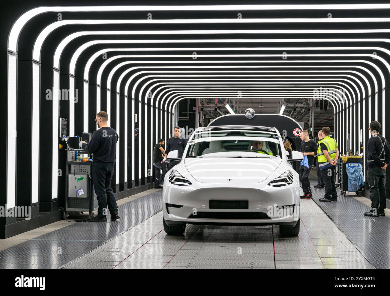16 December 2024, Brandenburg, Grünheide: Employees carry out the final ...