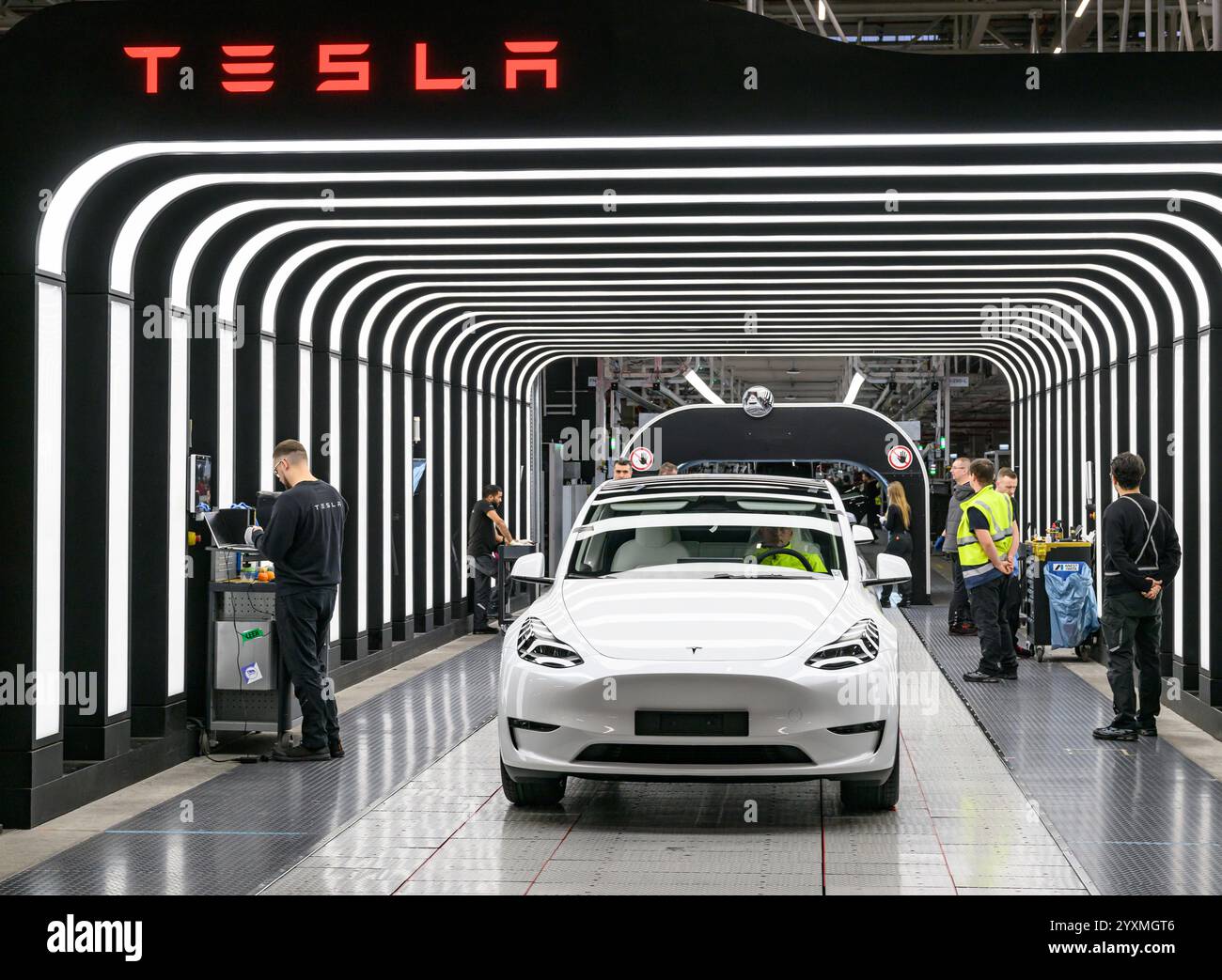 16 December 2024, Brandenburg, Grünheide: Employees carry out the final ...