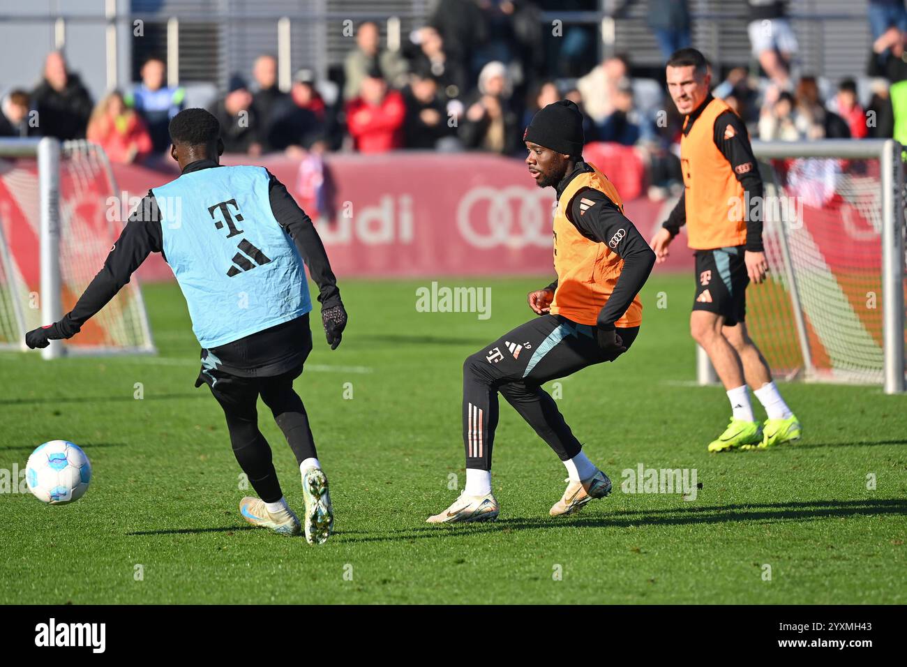 Alphonso DAVIES Bayern Muenchen, Aktion,Zweikampf, Oeffentliches ...