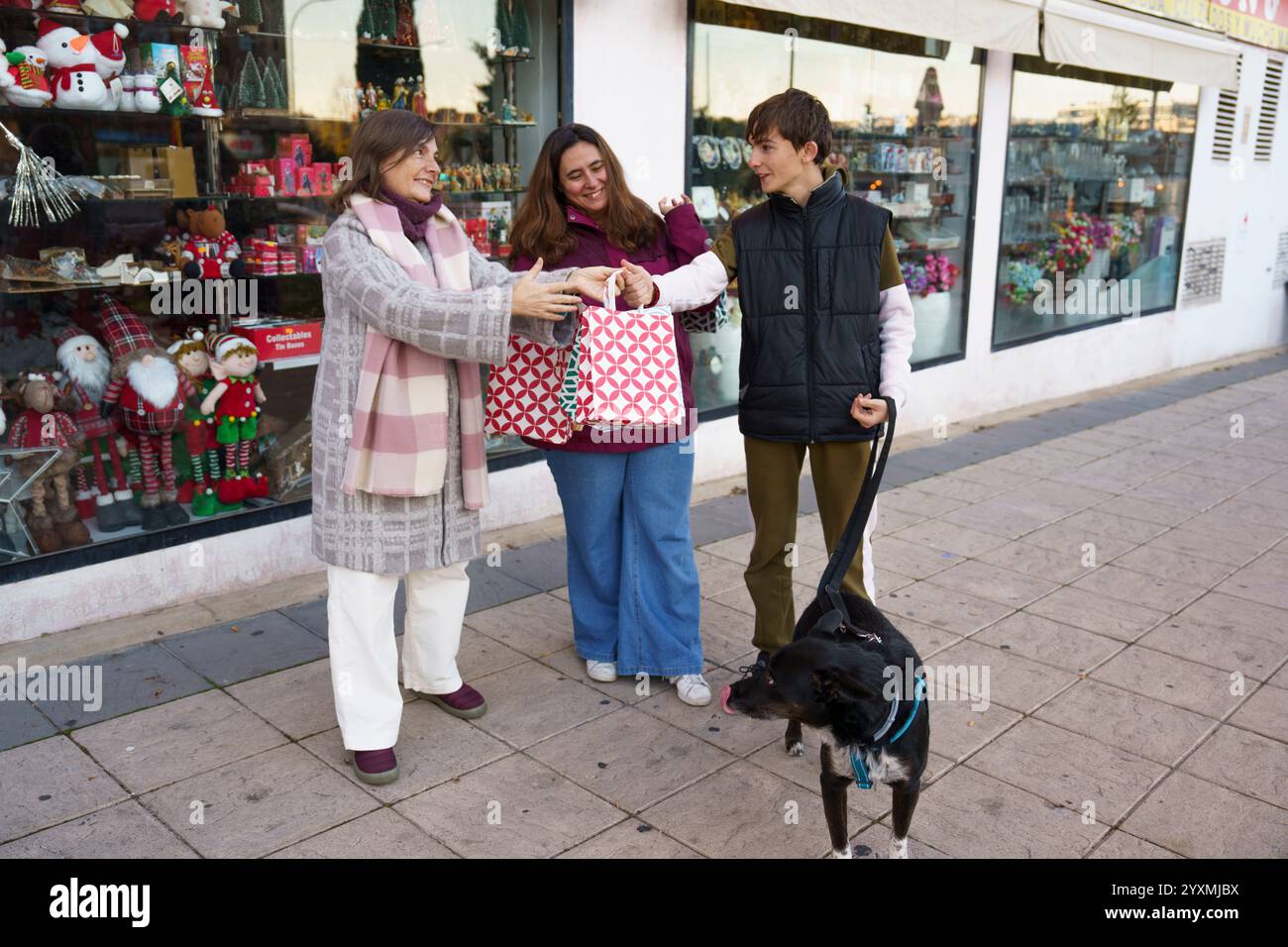 Waiting patiently for gift hi-res stock photography and images - Alamy