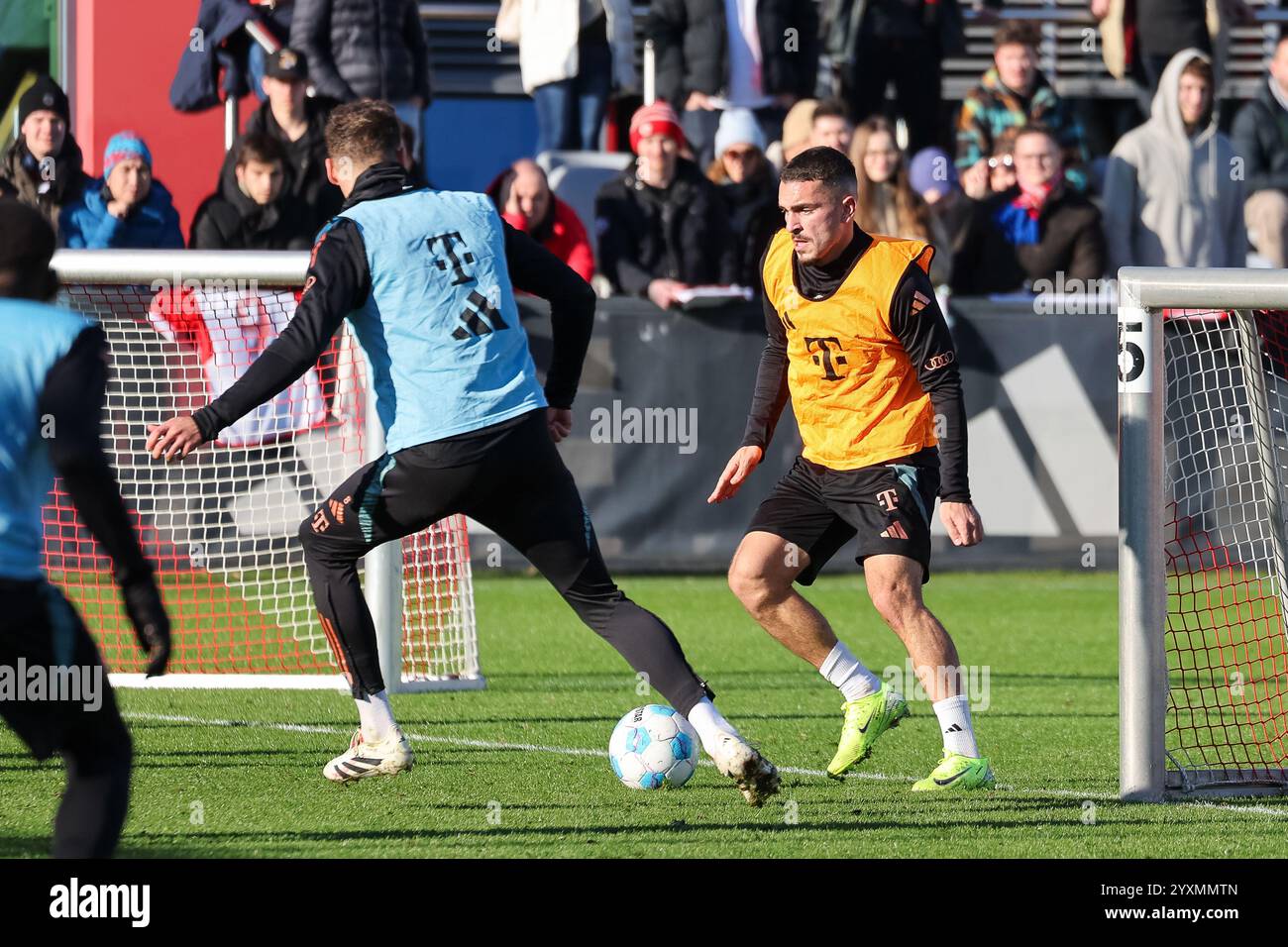Arijon Ibrahimovic (FC Bayern Muenchen, #20) mit Ball im Trainingsspiel ...