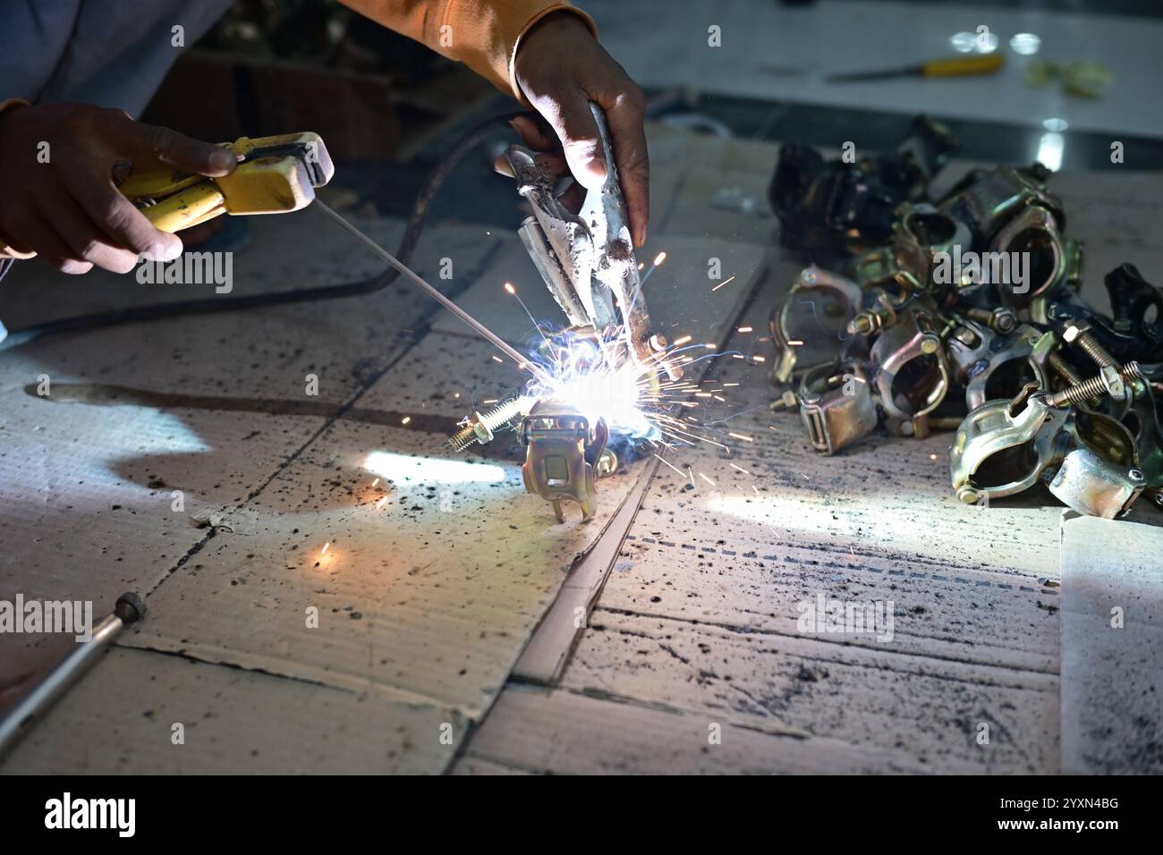 Construction worker manufacturing welding hi-res stock photography and ...