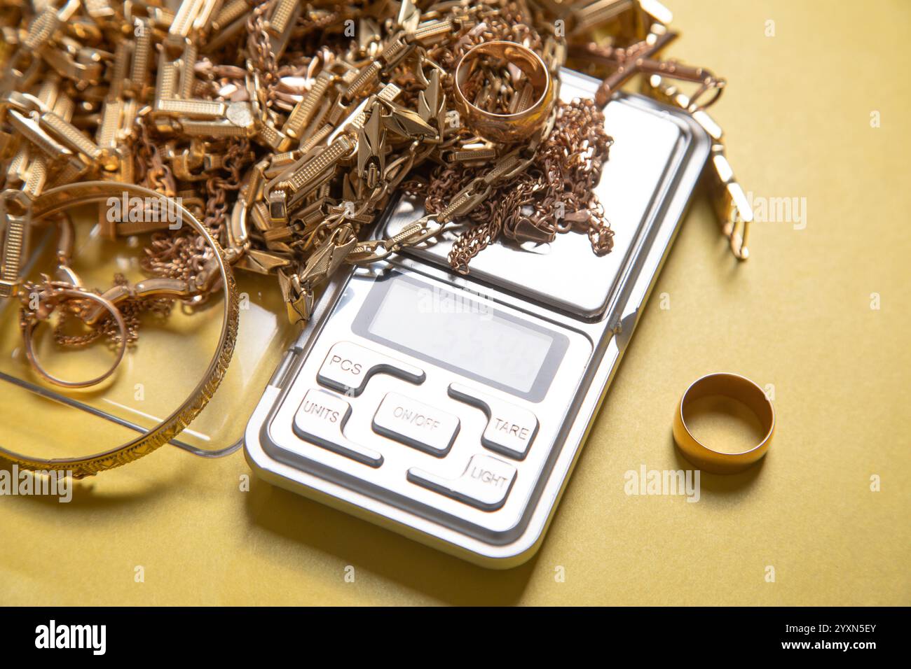 Digital scale of gold with a jewelry Stock Photo - Alamy