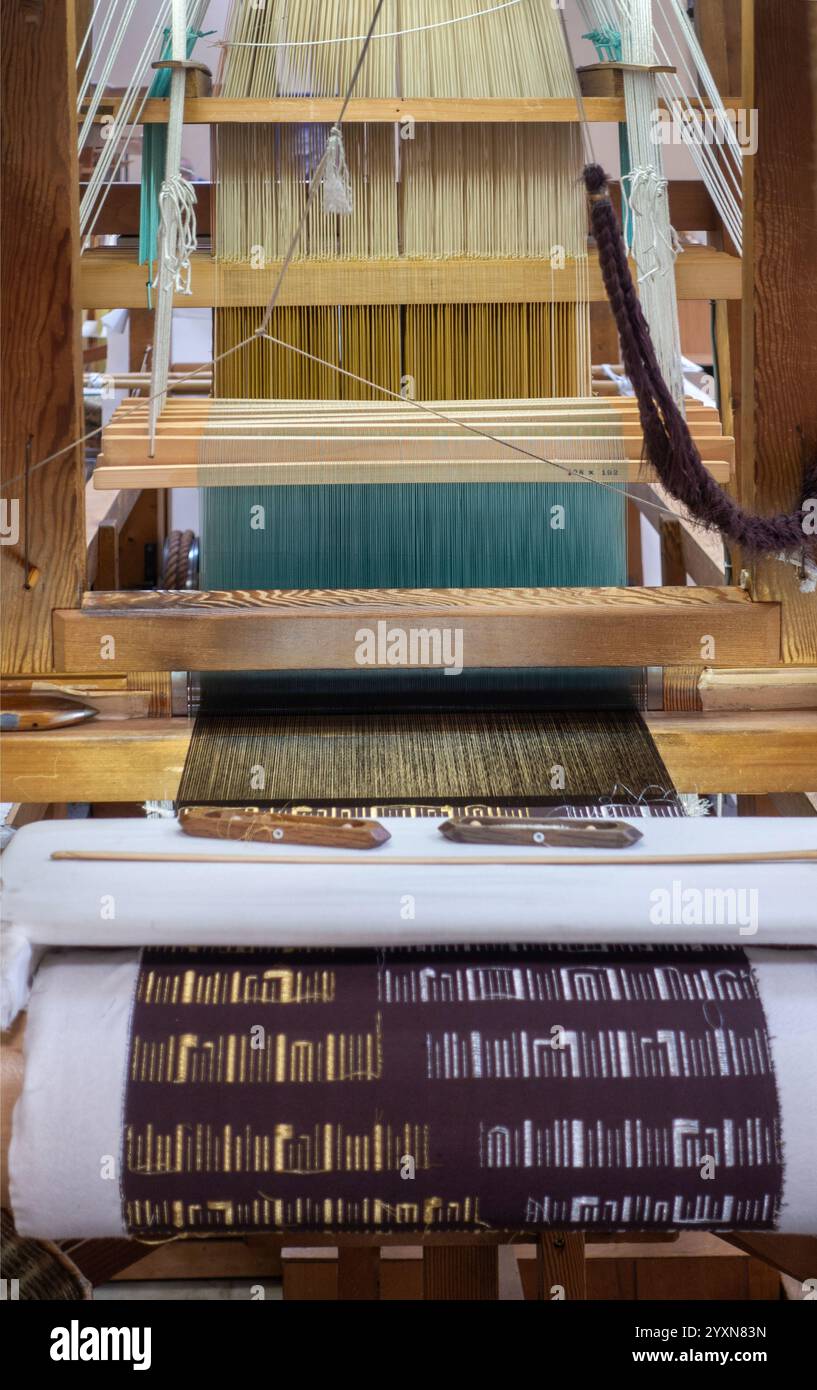 Nukinishiki weaving demonstration at the Nishijin Textile Center in ...