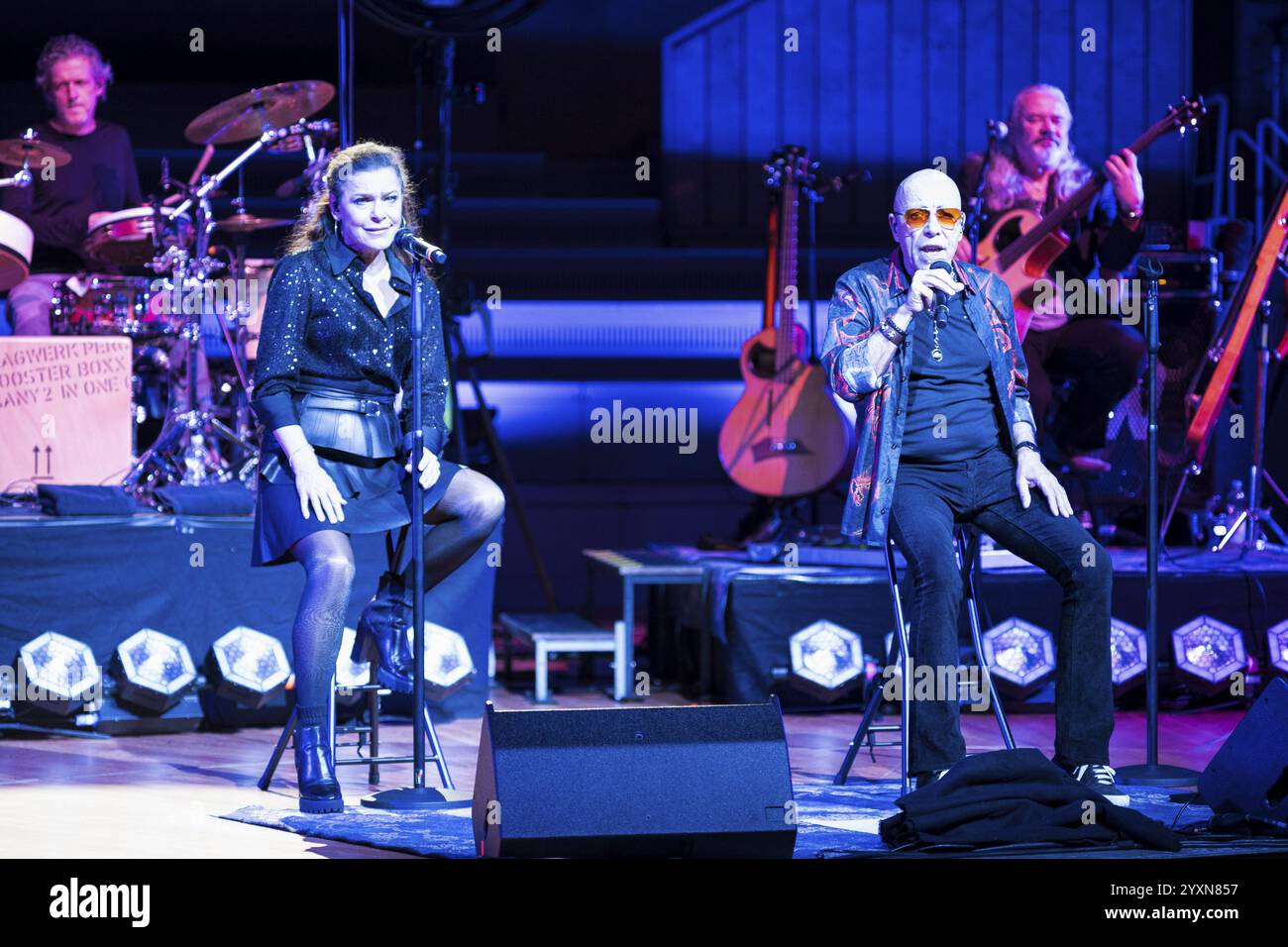 Julia Neigel and Toni Krahl, singers from Silly live on elektroAKUSTIK ...