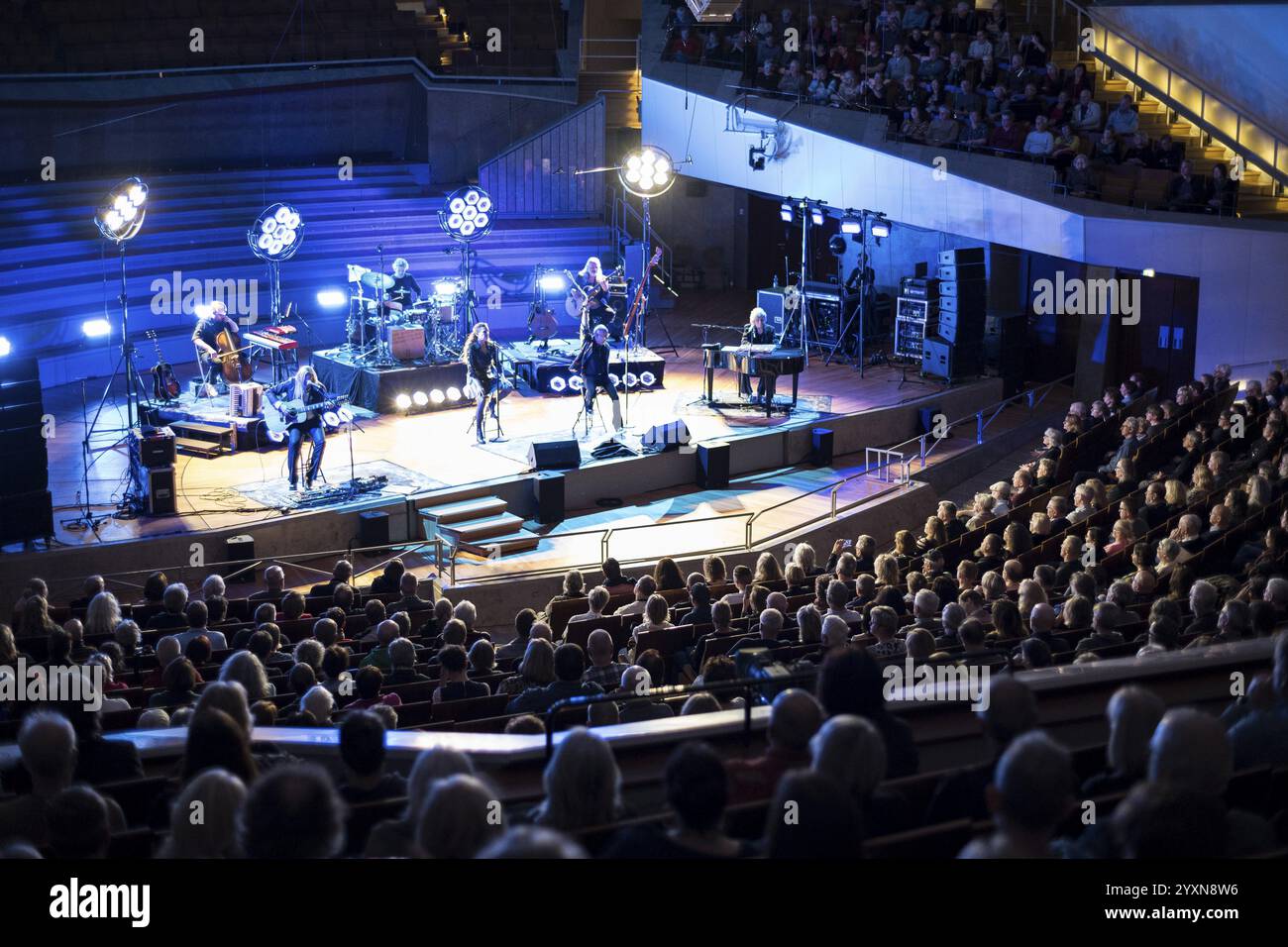 Silly live on elektroAKUSTIK Tour in the sold-out Berlin Philharmonie ...