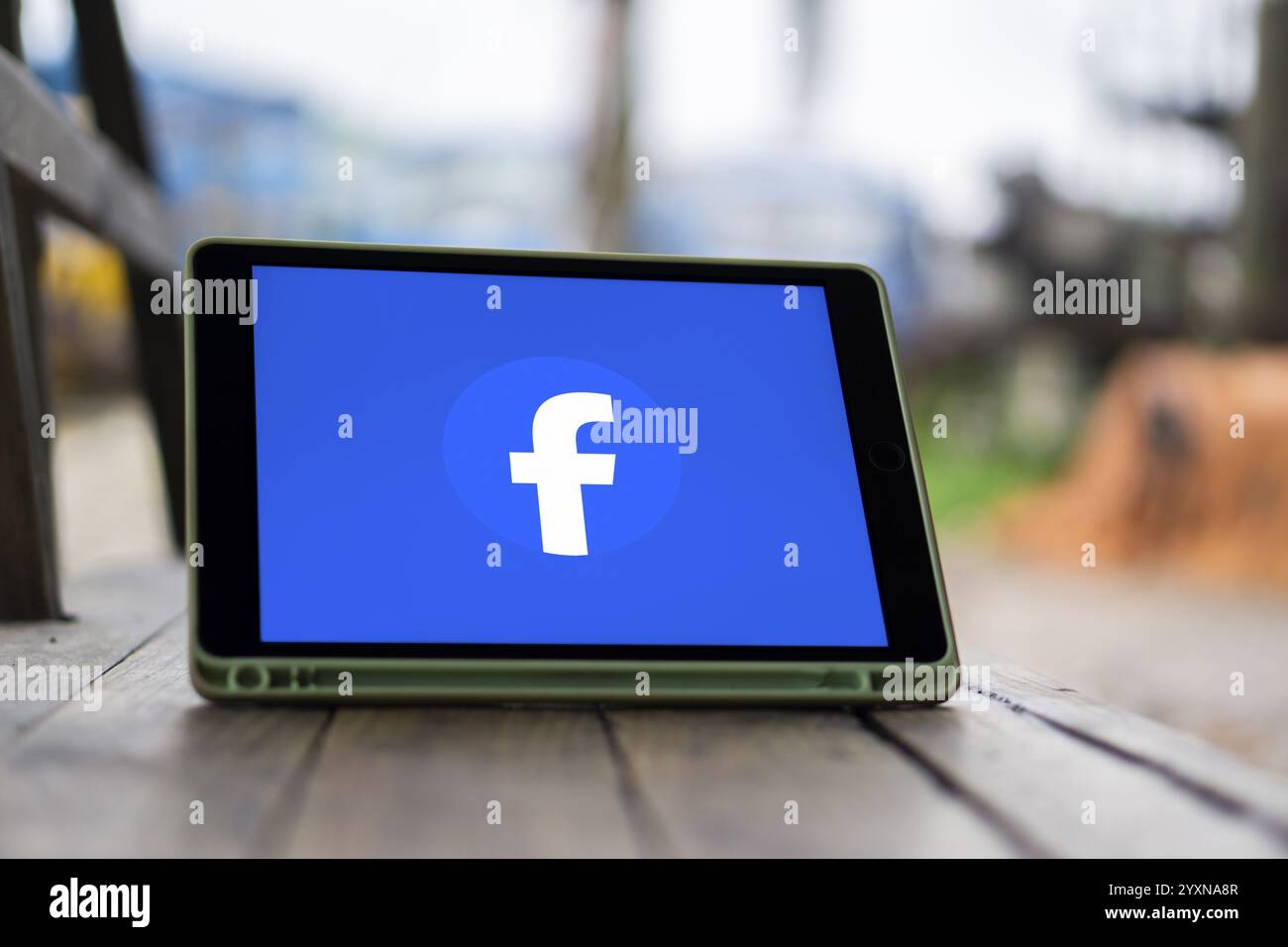 Facebook Logo on smartphone Stock Photo - Alamy