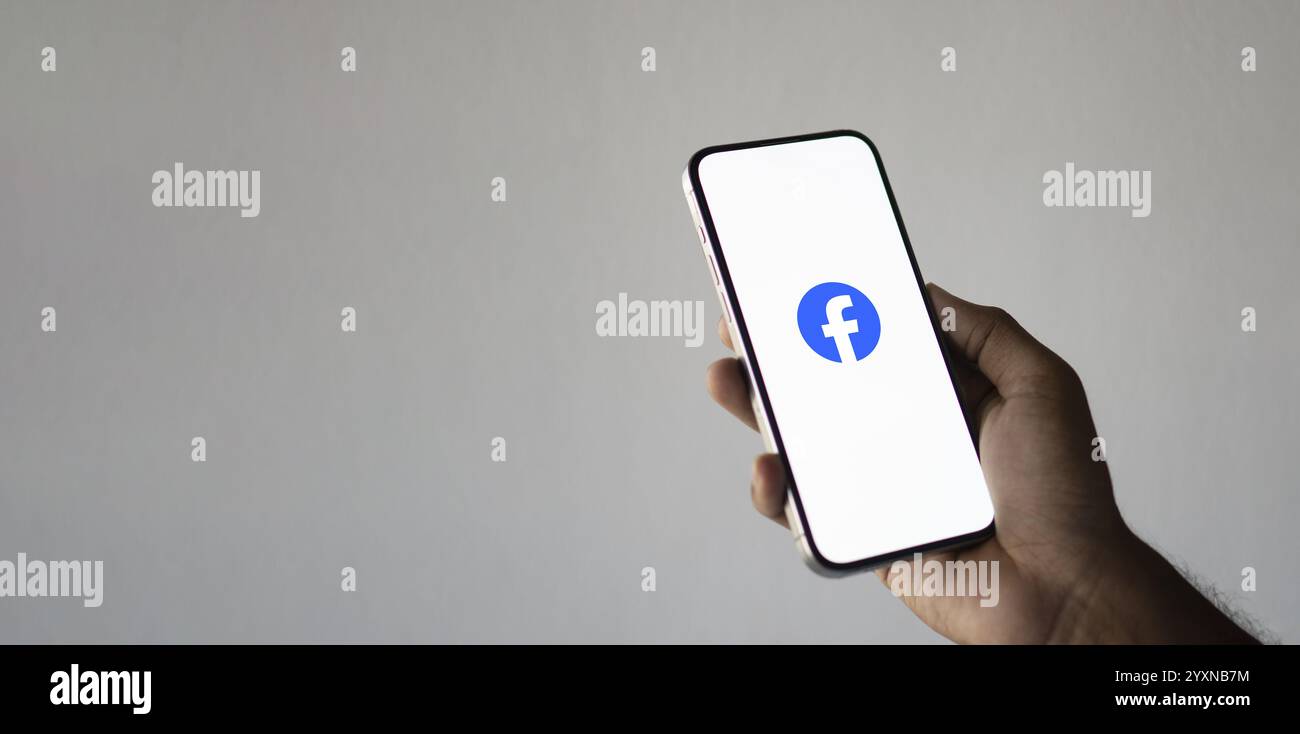 Facebook Logo on smartphone Stock Photo - Alamy