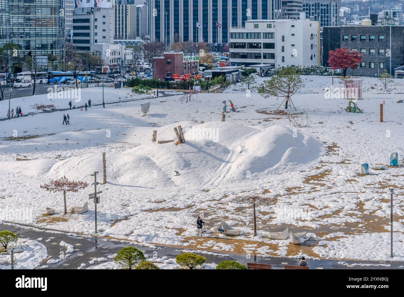 A large open space in downtown Seoul covered in snow after a heavy ...