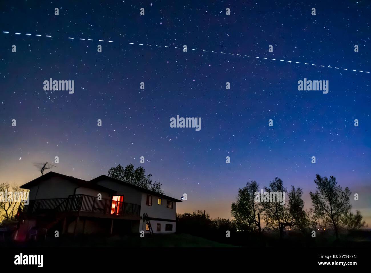 The passage of the SpaceX G2-9 Starlink group with the satellite chain ...