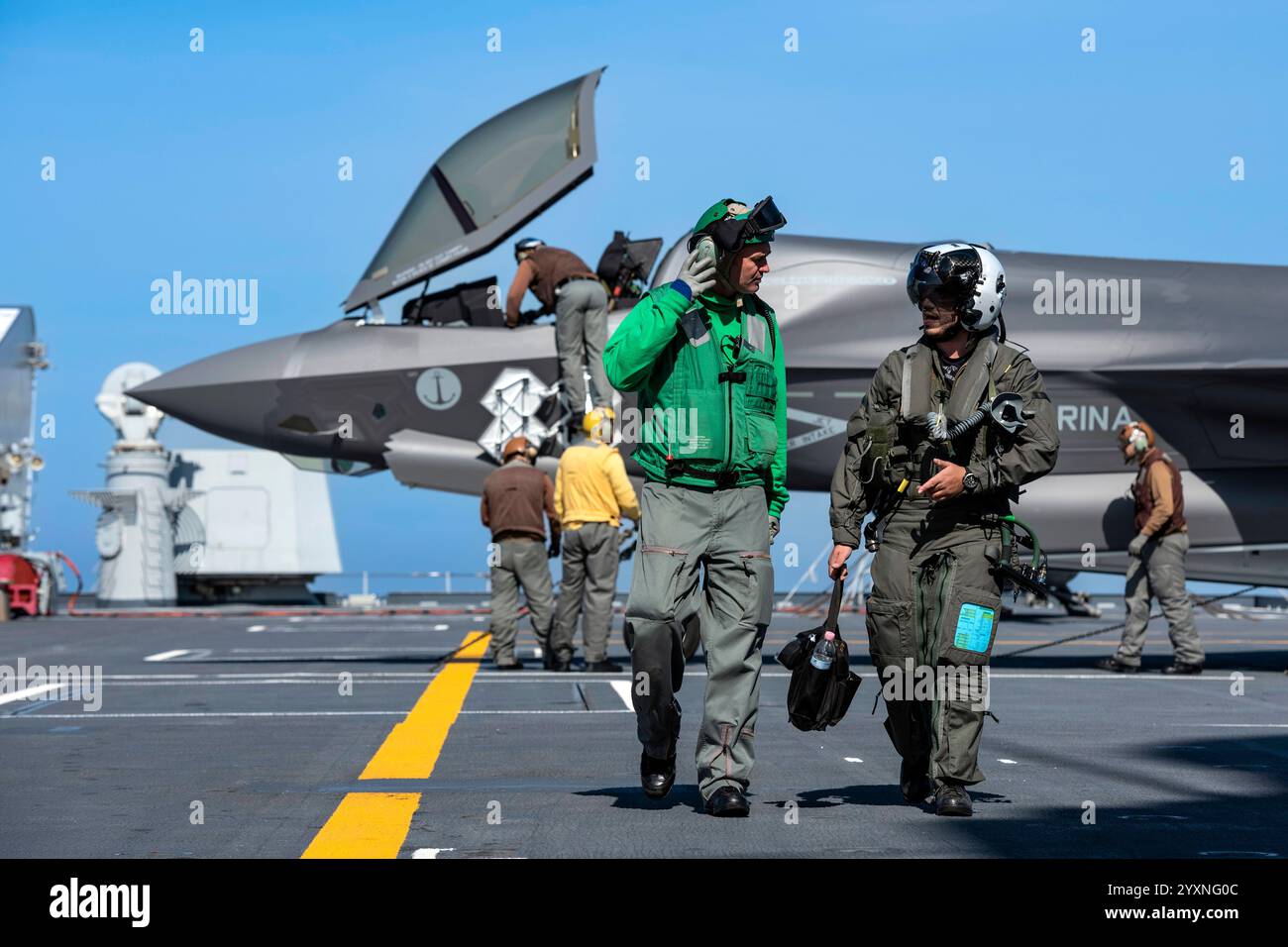 Italian Navy personnel during the F-35B flight operations on the ITS ...
