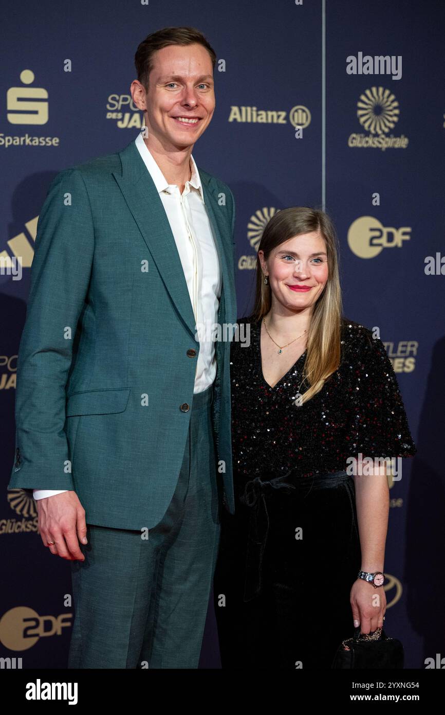 Nils Ehlers (Beachvolleyball) mit Ehefrau Lara auf dem roten Teppich ...