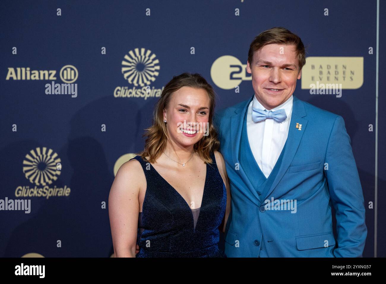 Lena Hentschel (Wasserspringen) mit Begleitung auf dem roten Teppich ...