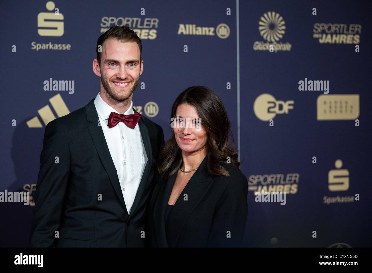 Clemens Wickler (Beachvolleyball) mit Begleitung auf dem roten Teppich ...