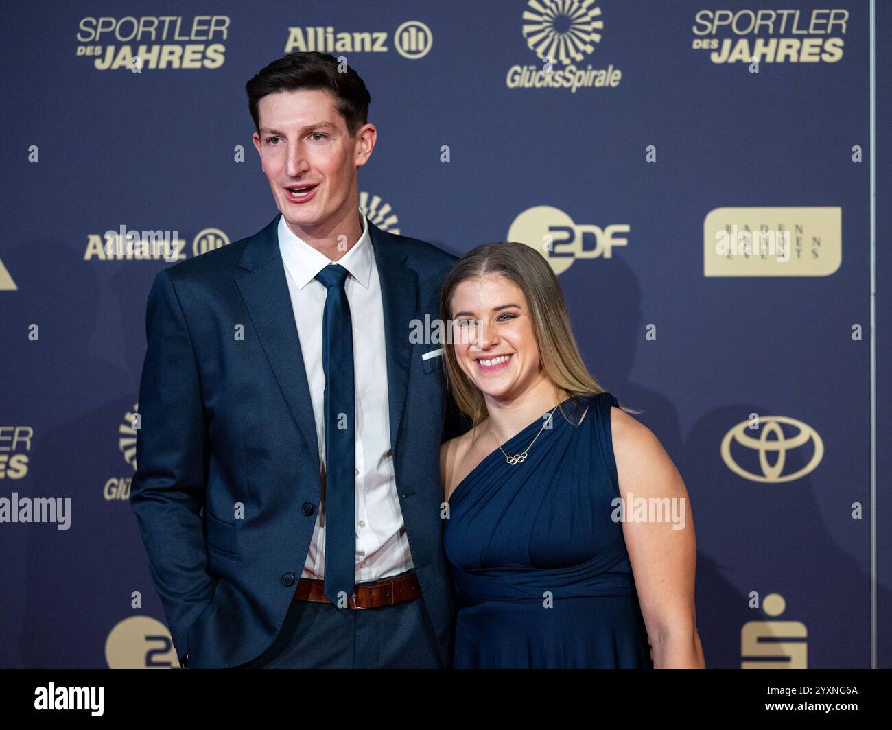Elisabeth Seitz (Turnen) mit Begleitung auf dem roten Teppich, GER ...