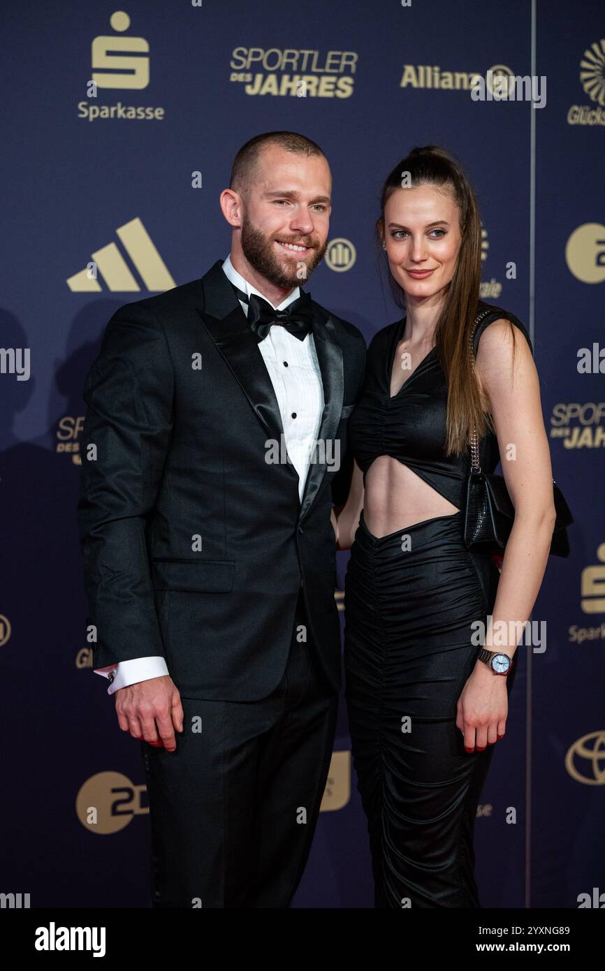 Max Lemke (Kanu / Kajak Vierer) mit Marina Shestakova auf dem roten ...