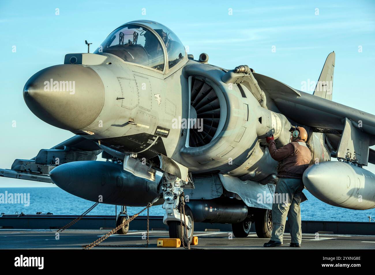 Italian Navy AV-8B+ Harrier II Plus on the flight deck of the ITS Cavour aircraft carrier Stock ...