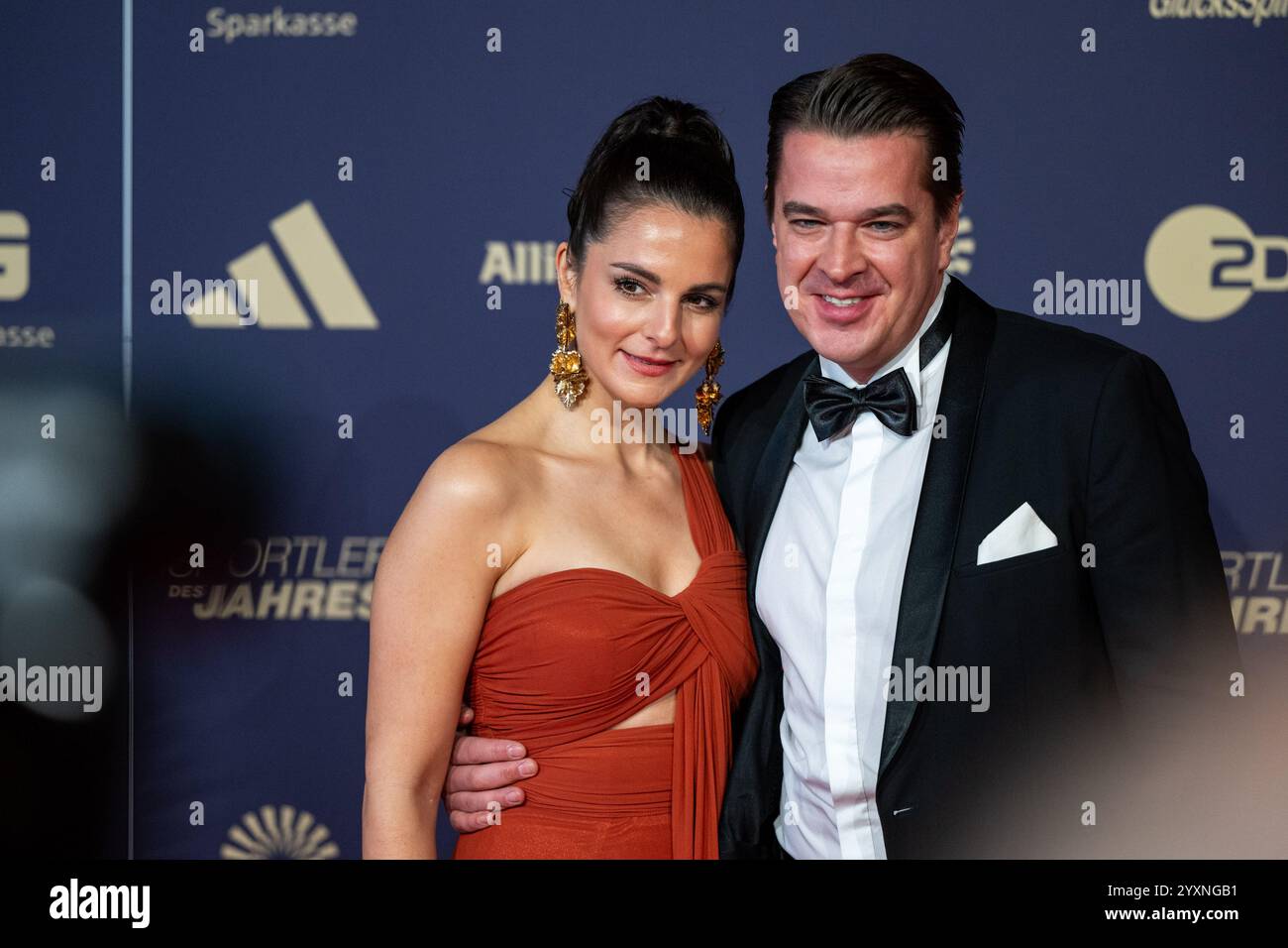 Alexander Sandy Franke (Moderator) mit Victoria Franke auf dem roten ...