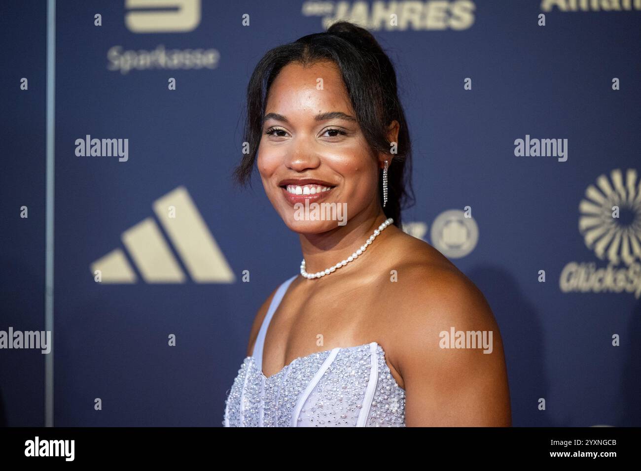 Yemisi Ogunleye (Leichtathletik, Kugelstoßen) auf dem roten Teppich ...