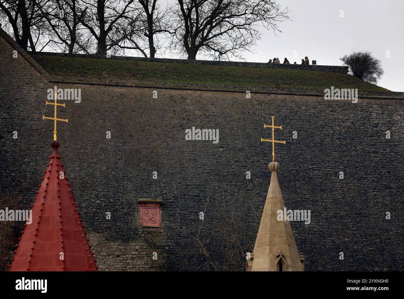 PRODUCTION - 15 December 2024, Bavaria, Würzburg: Excursionists stand ...
