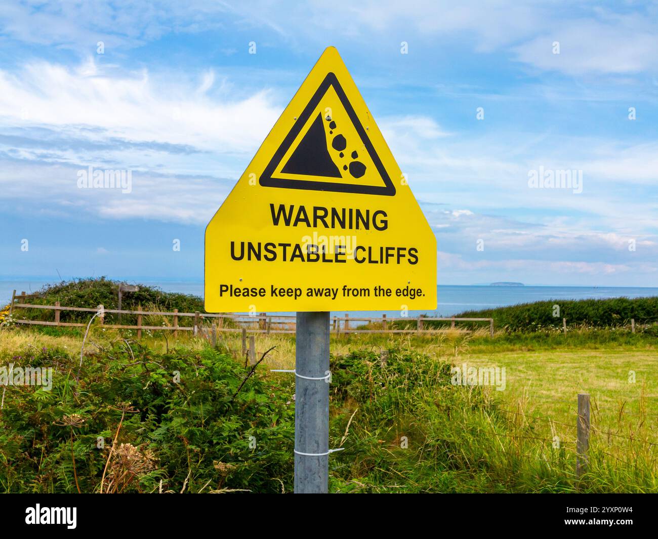 Warning sign next cliffs hi-res stock photography and images - Alamy