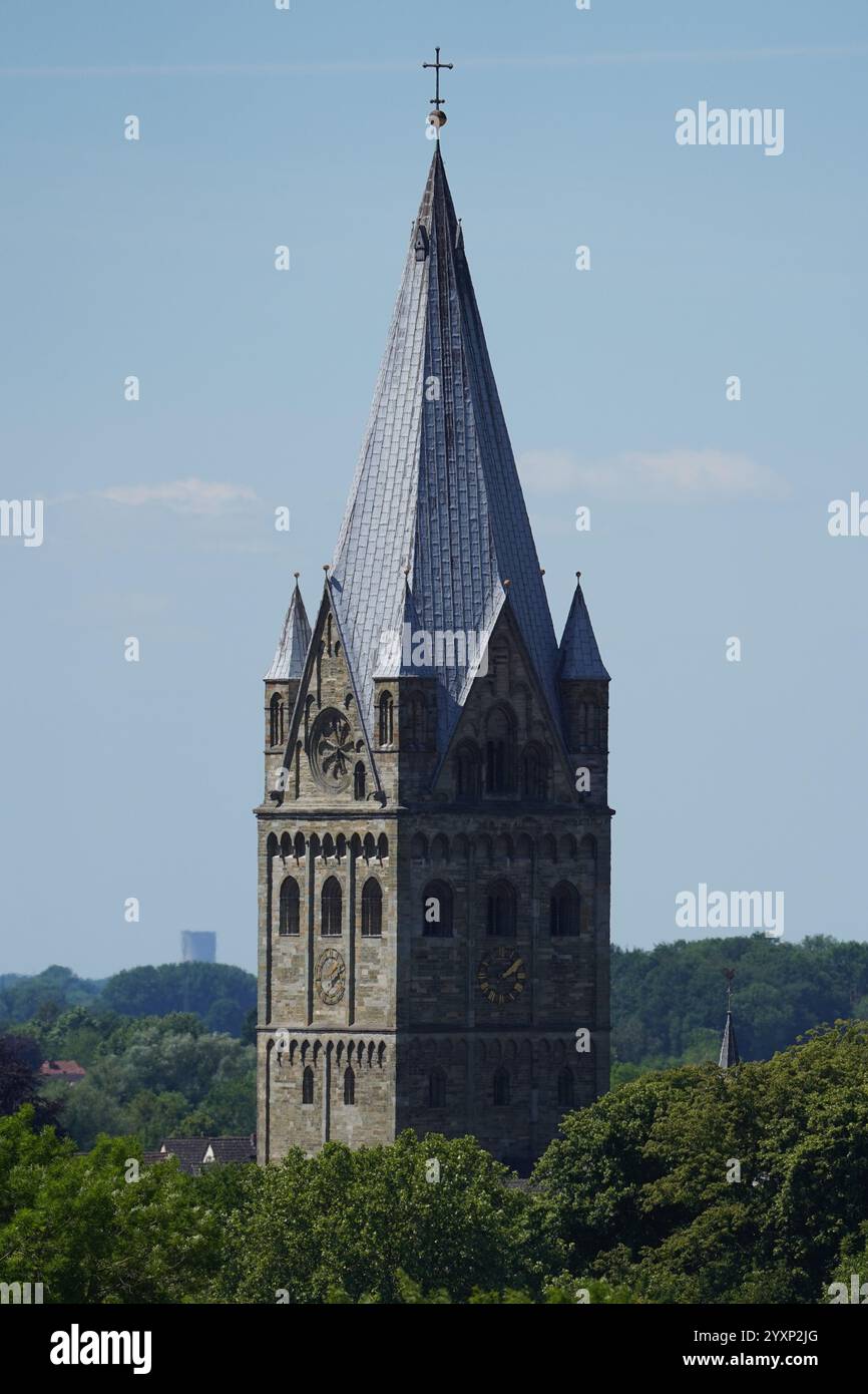Tall building steeple surrounded hi-res stock photography and images ...