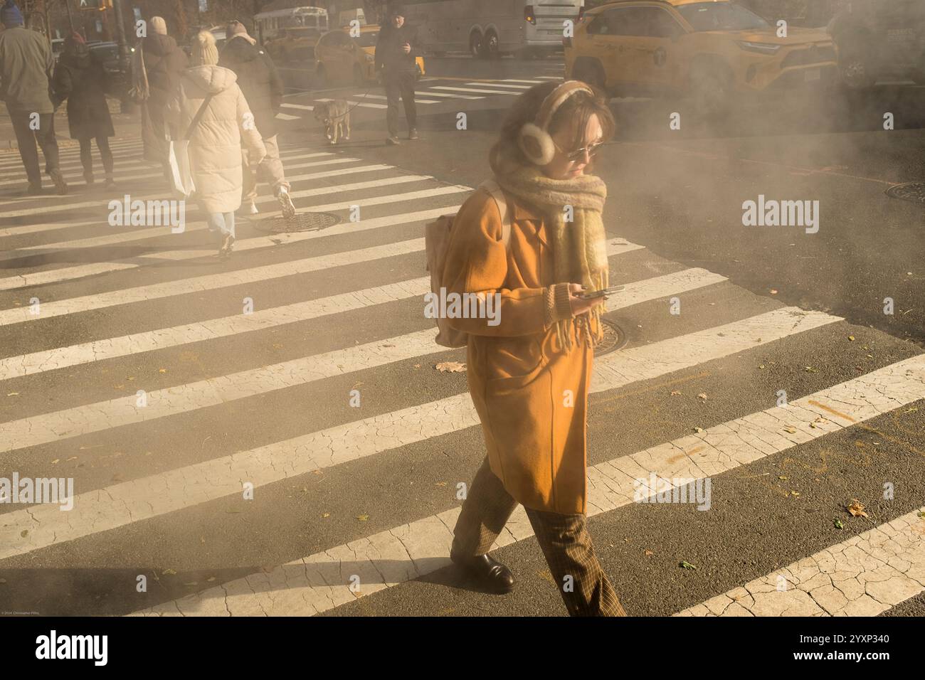 New York city commuters walk briskly to work on a bitterly cold morning ...
