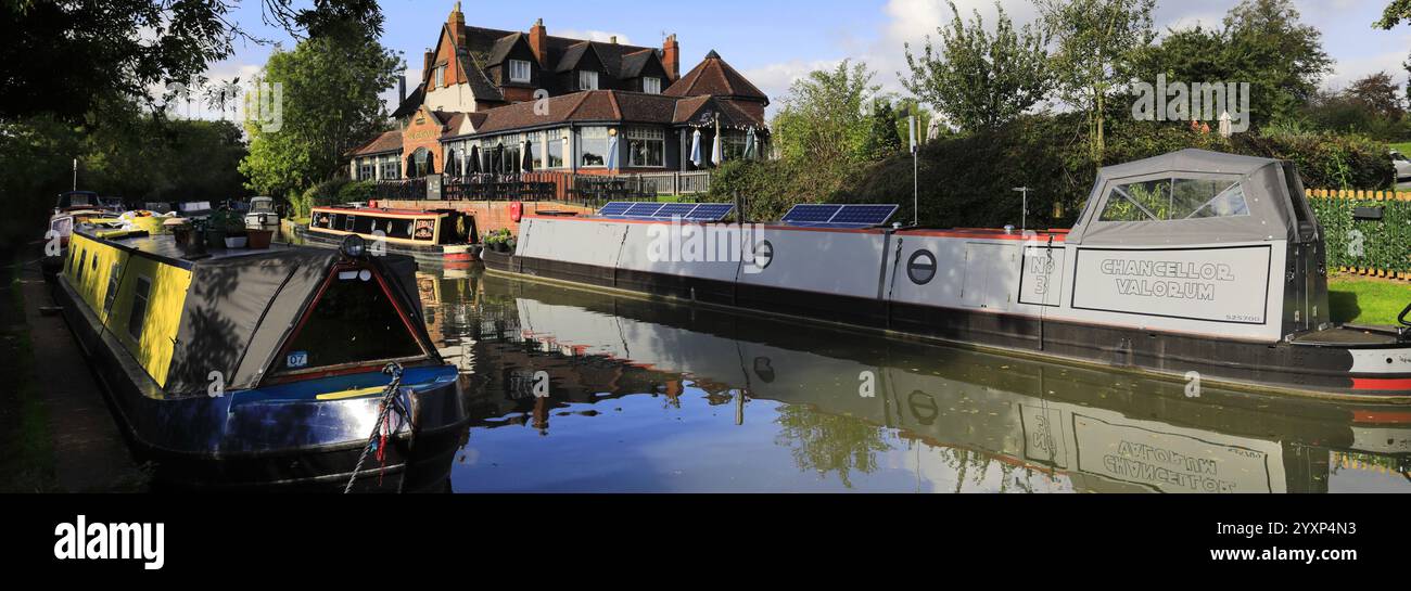 Narrowboats at the Boathouse pub, Grand Union canal, Braunston village ...